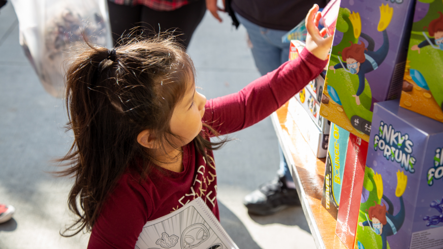 4 Ways to Teach Your Kids to Give Back During the Holidays | Starlight ...