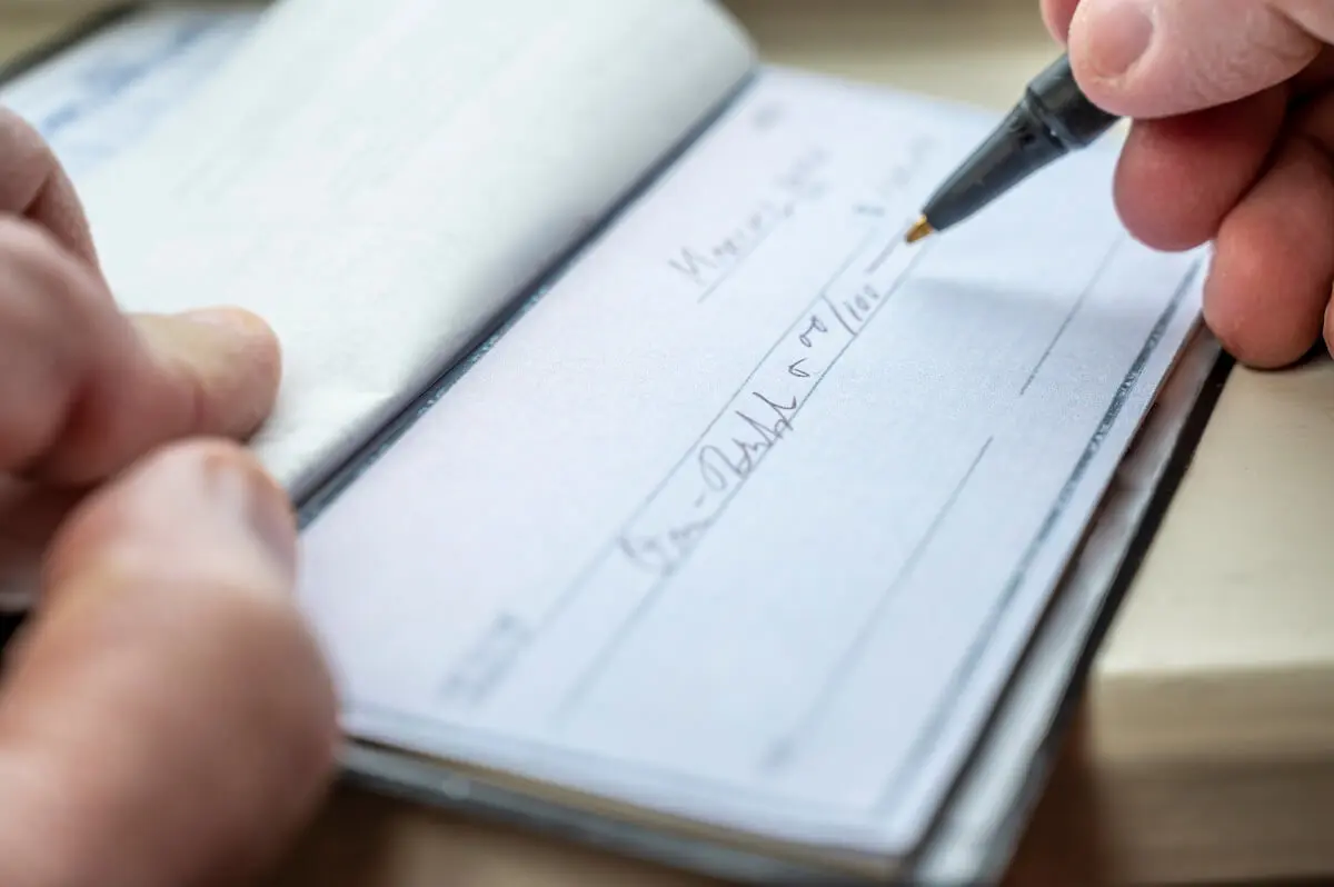 Master your finances: Navigate outstanding checks like a pro