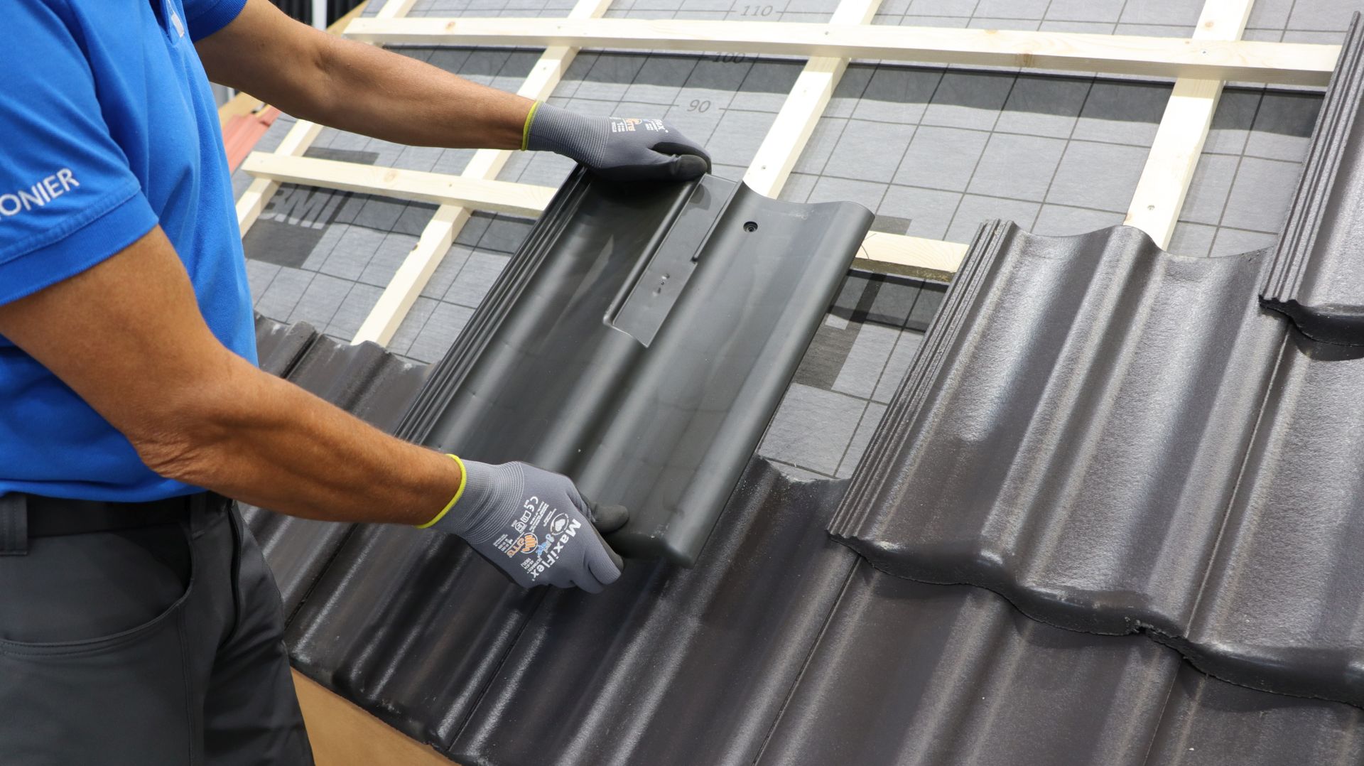 SoFi dakpan | Montage van zonnepanelen dakhaken - BMI Nederland