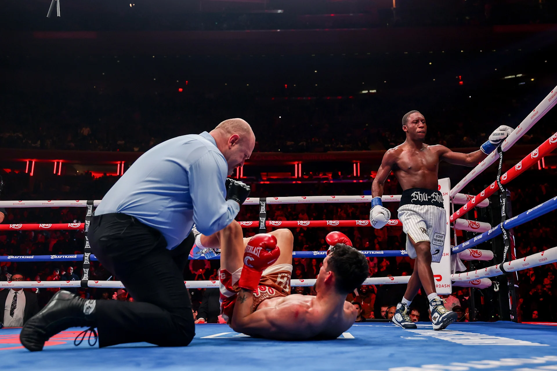 ‘Shu Shu’ Carrington Scores Violent KO Of Carlos Castro For WBC Title ...