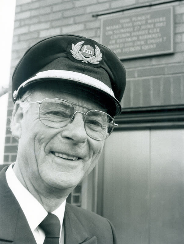 Unseen retro photos of London City Airport released to mark the start ...