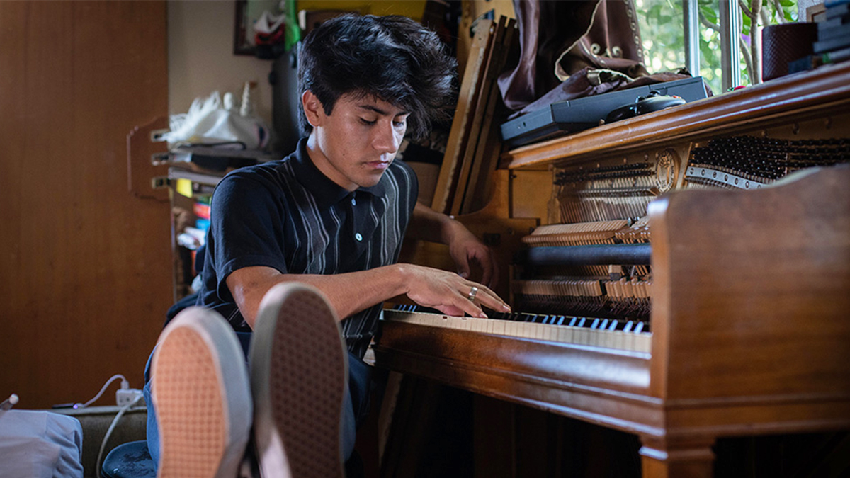 Los Retros' Mauri Tapia on Choosing Analog – News – Spotify for Artists