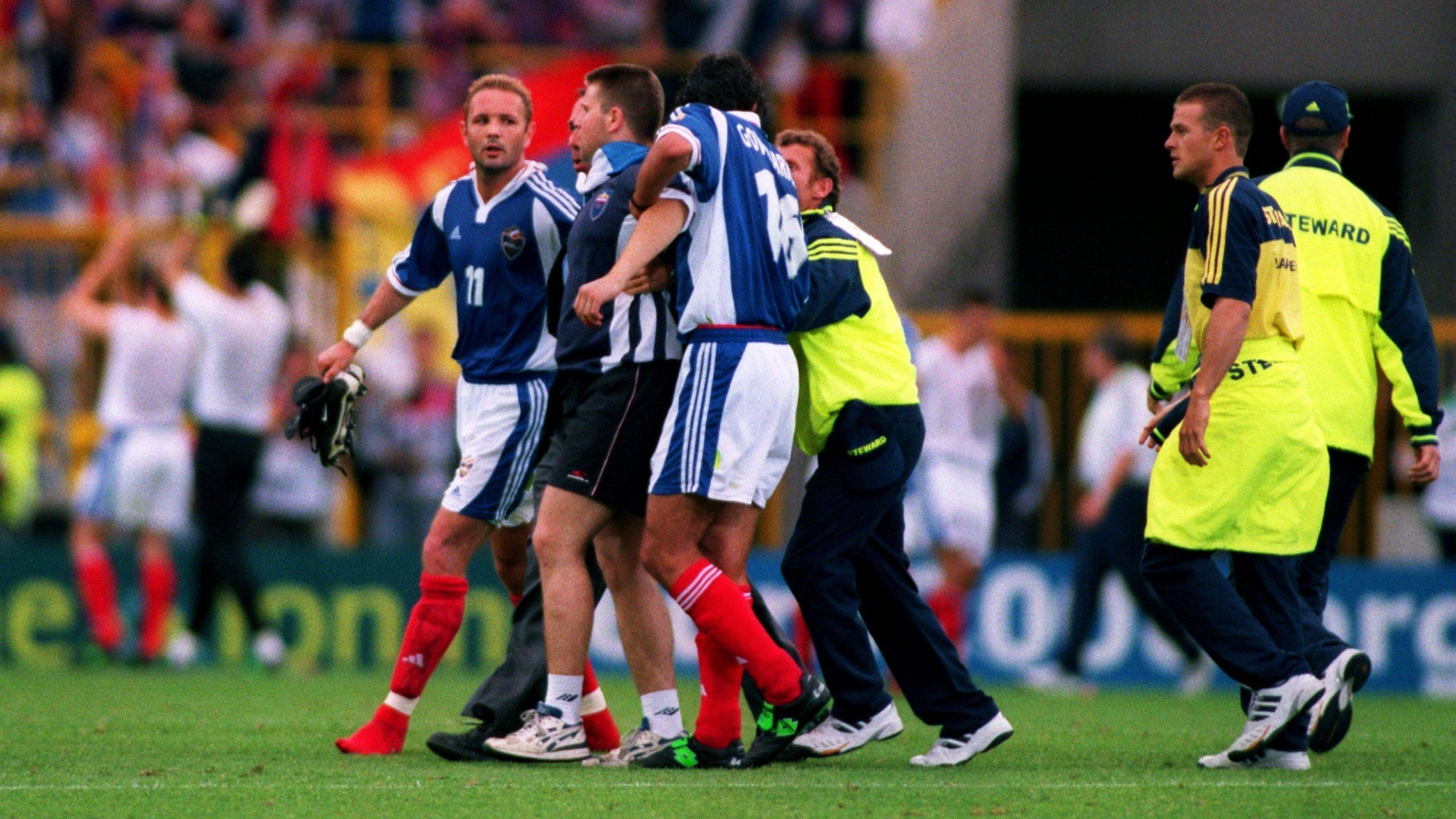 WATCH: Spain snatch last-gasp win against 10-man Yugoslavia in 2000 ...