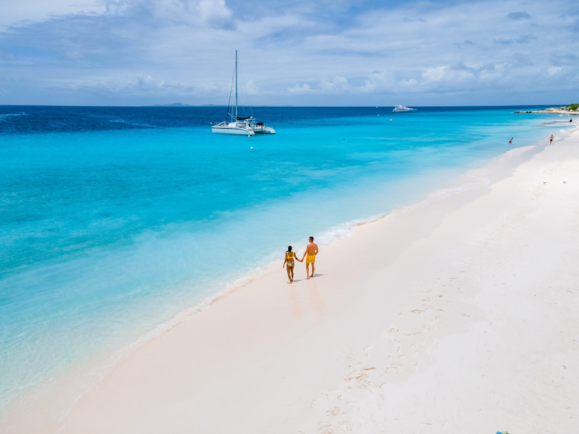 What temperature scale is used in Curaçao?