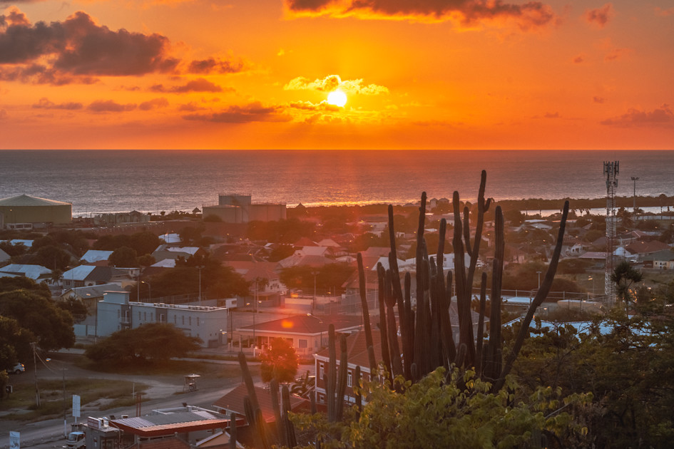 Does Curaçao use a 12 or 24-hour clock?