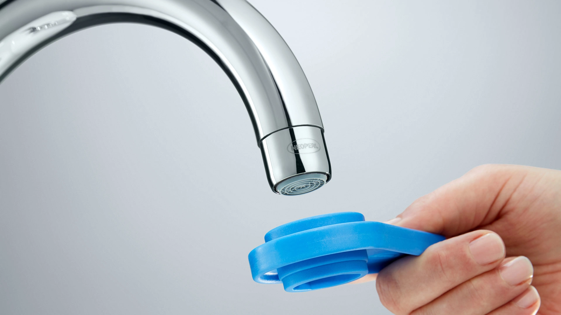 Replacing a faucet aerator