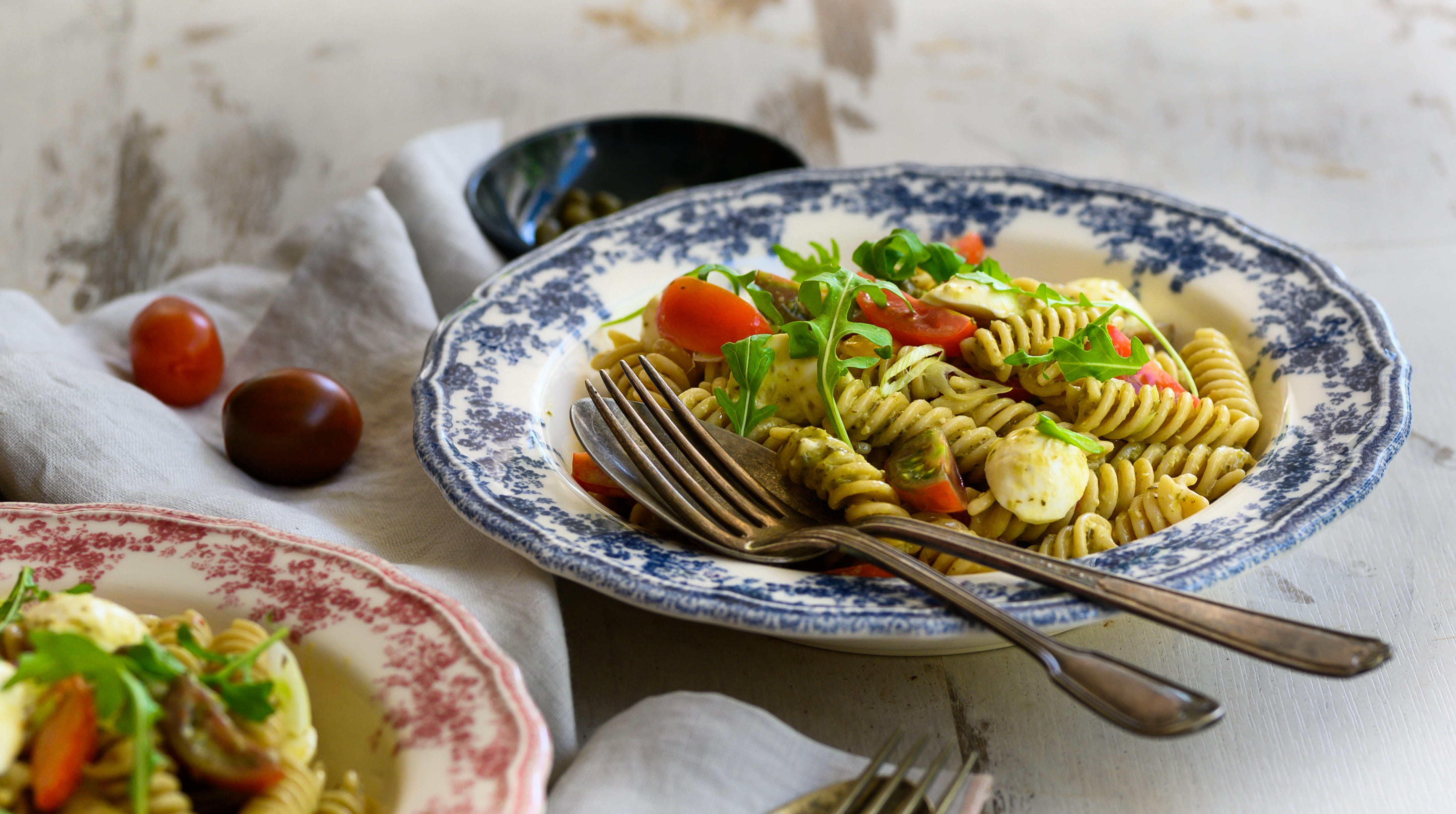 ΣΑΛΑΤΑ ΜΕ FUSILLI ΟΛΙΚΗΣ ΑΛΕΣΕΩΣ, ΤΟΜΑΤΙΝΙΑ, ΜΙΚΡΕΣ ΜΟΤΣΑΡΕΛΕΣ ΚΑΙ ...
