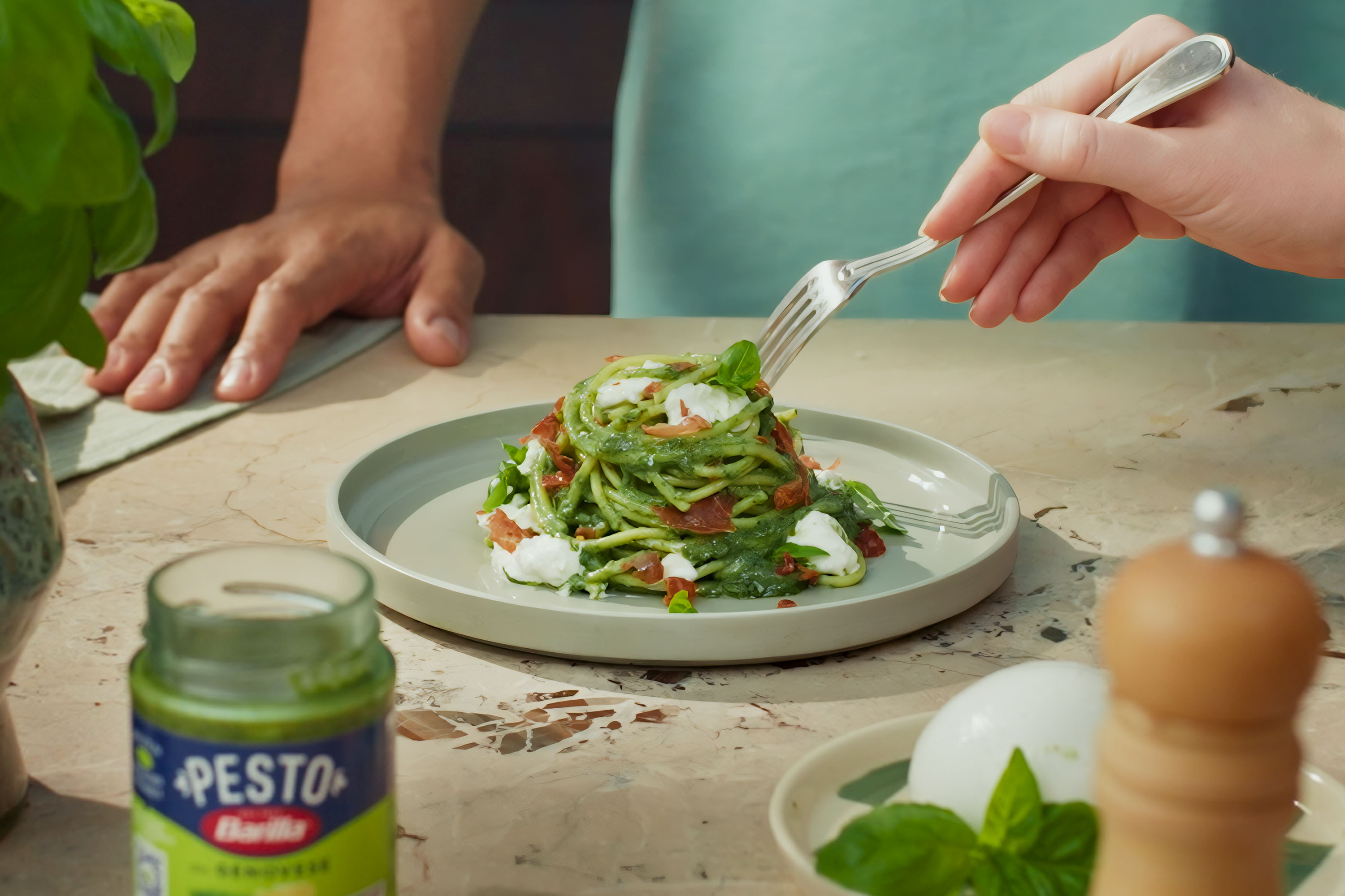 Spaghetti s umakom Pesto Barilla alla Genovese, hrskavom šunkom i sirom ...