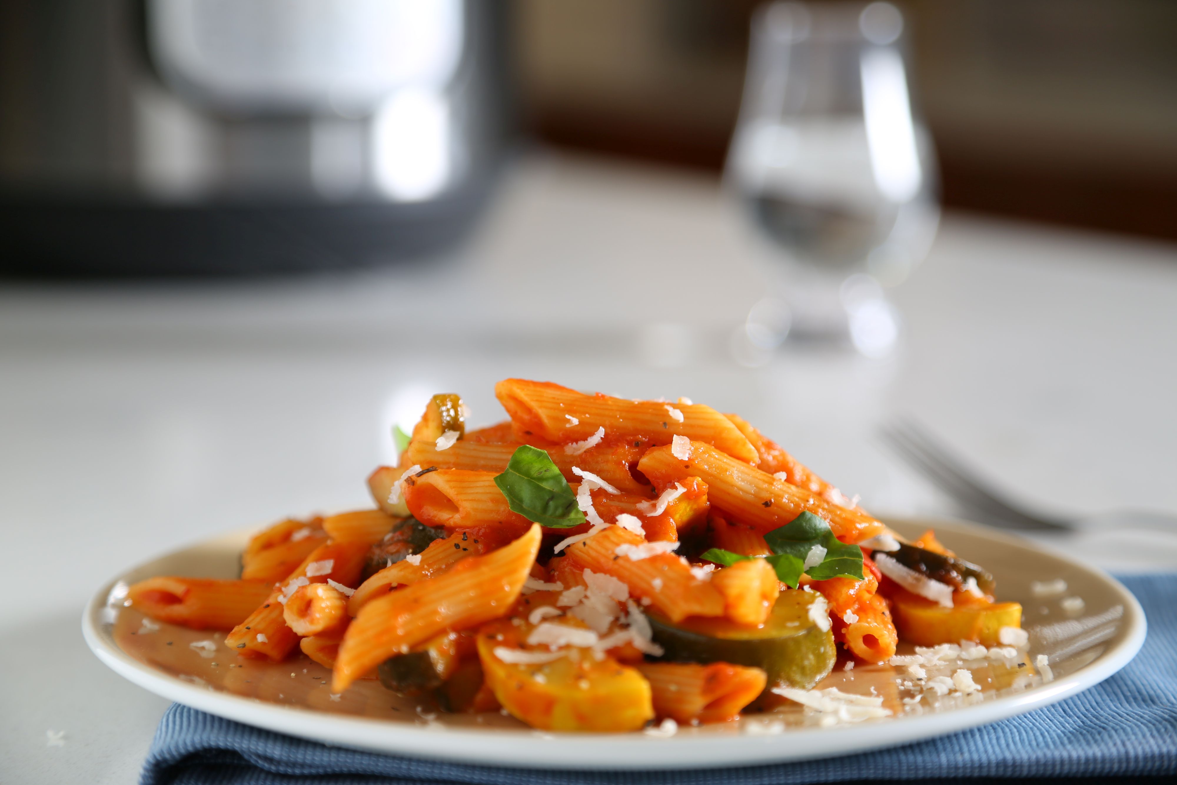 PENNE RIGATE ΜΕ ΝΤΟΜΑΤΑ, ΒΑΣΙΛΙΚΟ, ΚΟΛΟΚΥΘΙ ΚΑΙ ΣΚΟΡΔΟ | Barilla