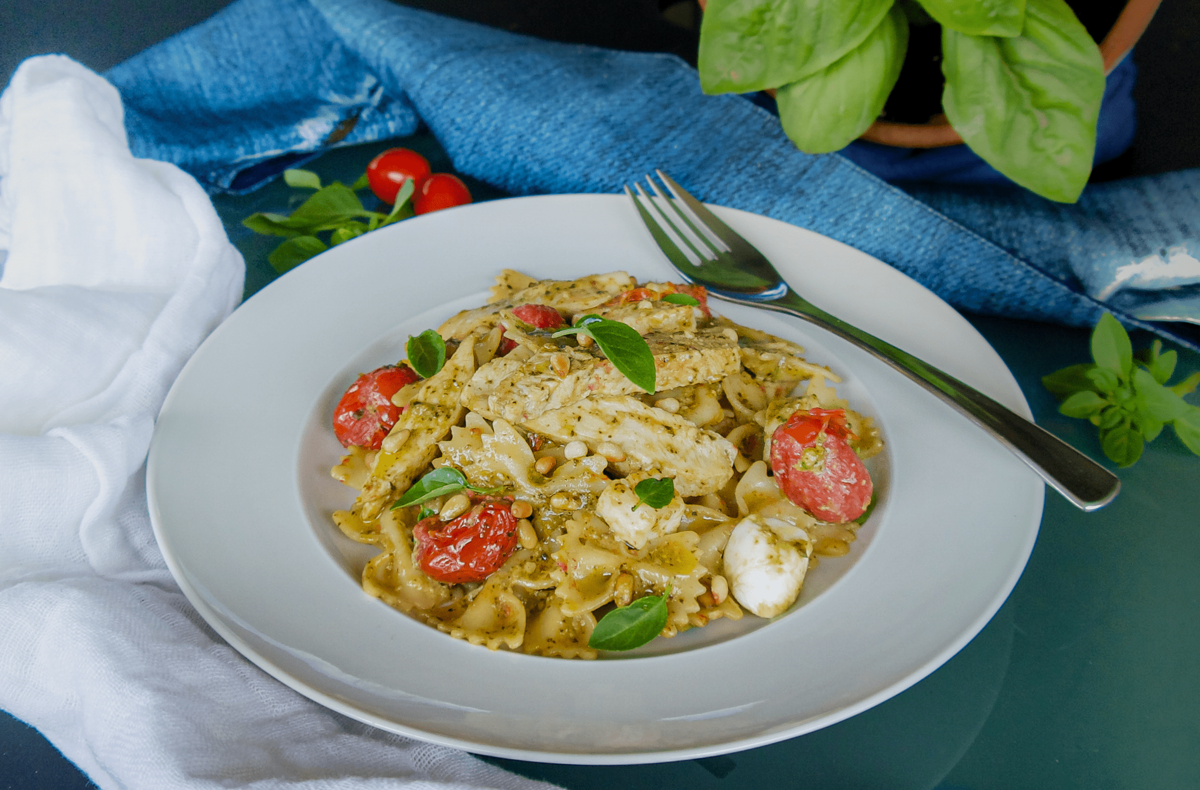 FARFALLE ΜΕ PESTO GENOVESE, ΚΟΤΟΠΟΥΛΟ, ΤΟΜΑΤΙΝΙΑ & ΜΟΤΣΑΡΕΛΑ | Barilla ...