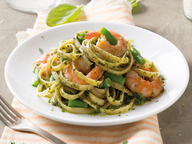Tjestenina bavette Barilla s umakom pesto genovese Barilla, škampima i ...