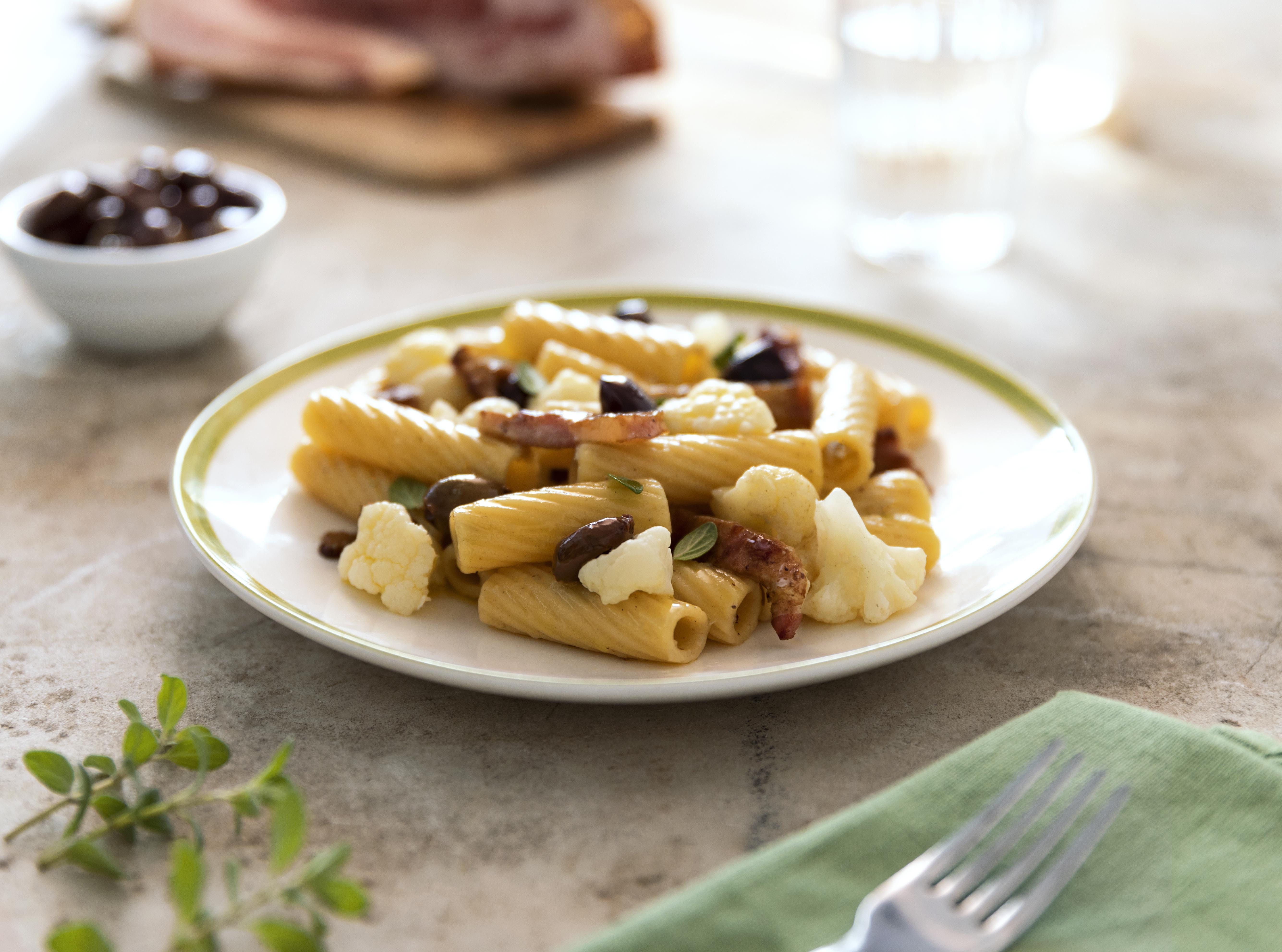 TORTIGLIONI ΜΕ ΚΟΥΝΟΥΠΙΔΙ, ΧΟΙΡΙΝΟ ΜΑΓΟΥΛΟ ΚΑΙ ΕΛΙΕΣ | Barilla | Barilla