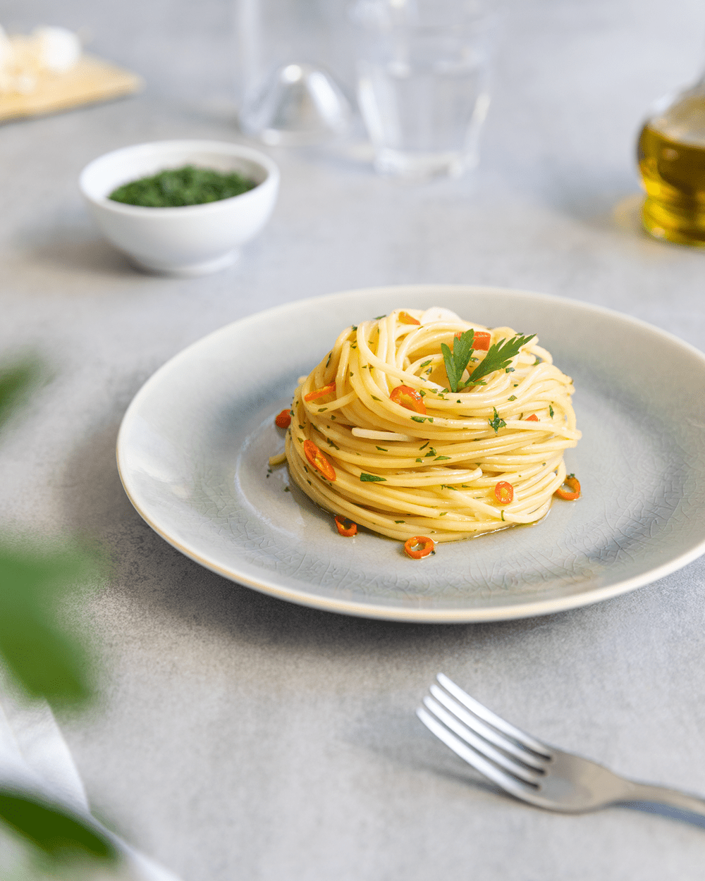 SPAGHETTINI ΜΕ ΣΚΟΡΔΟ, ΛΑΔΙ ΚΑΙ ΚΑΥΤΕΡΗ ΠΙΠΕΡΙΑ | Barilla