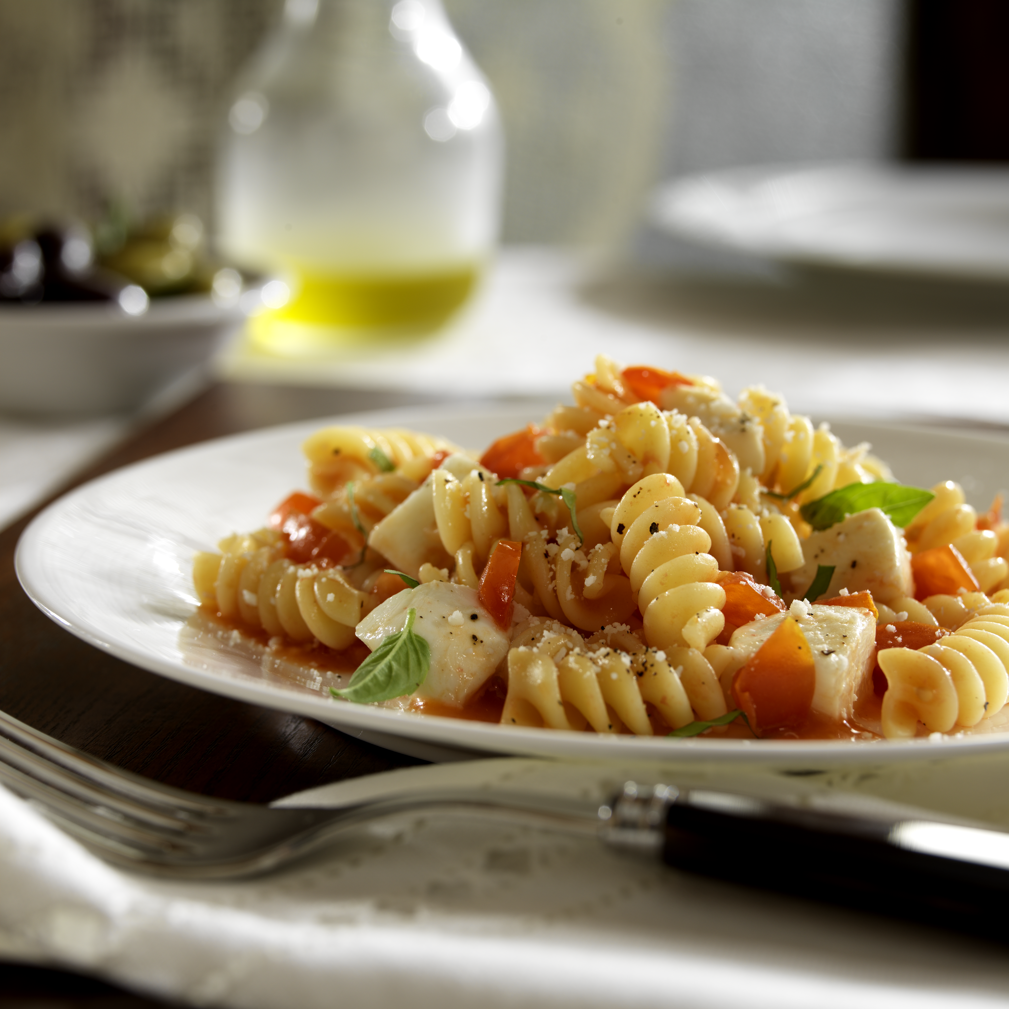FUSILLI ΟΛΙΚΗΣ ΑΛΕΣΕΩΣ ΜΕ ΝΤΟΜΑΤΙΝΙΑ, ΜΟΤΣΑΡΕΛΑ ΚΑΙ ΒΑΣΙΛΙΚΟ | Barilla ...