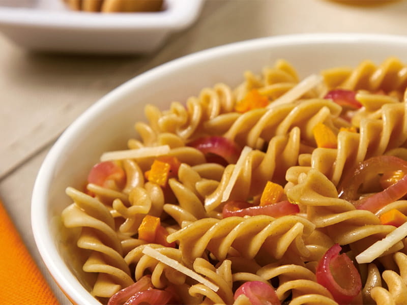 Fusilli Barilla integrale s kockicama mrkve, karameliziranim lukom i ...