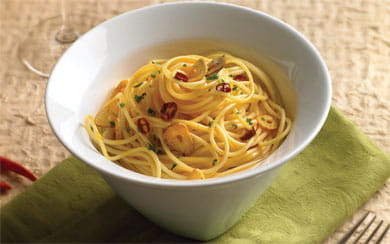 SPAGHETTI ΜΕ ΣΚΟΡΔΟ, ΛΑΔΙ ΚΑΙ ΑΝΤΖΟΥΓΙΕΣ | Barilla | Barilla