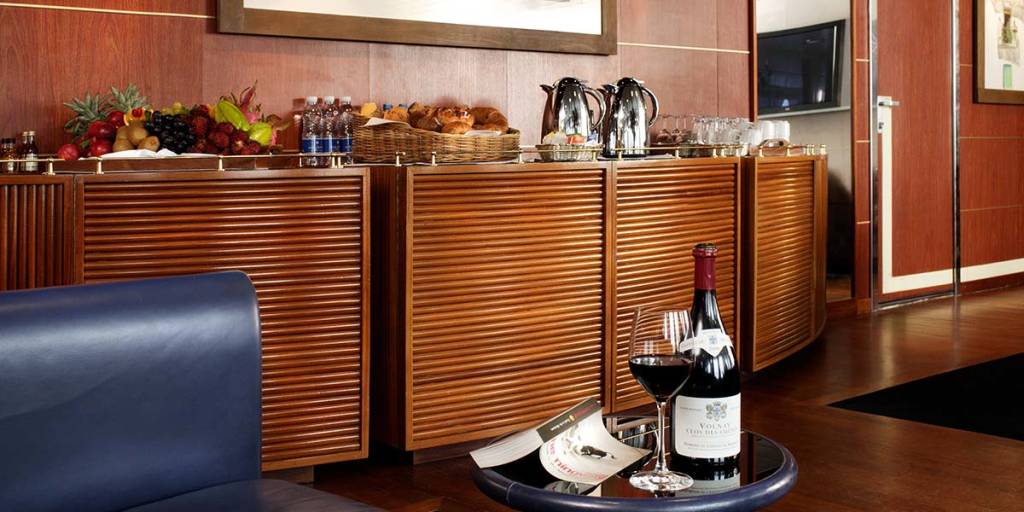 Experience our commodore lounge onboard to Amsterdam | DFDS