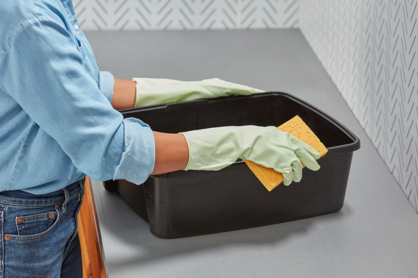 How to Clean a Litter Box With or Without Bleach | Clorox™