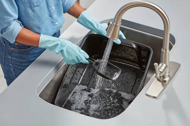 How to Clean a Litter Box With or Without Bleach | Clorox™