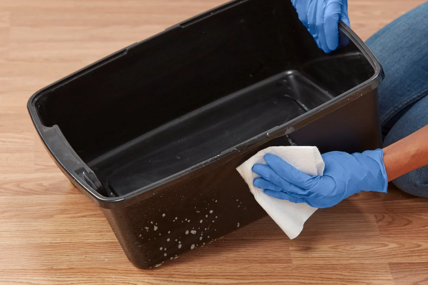 How to Clean a Litter Box With or Without Bleach | Clorox™