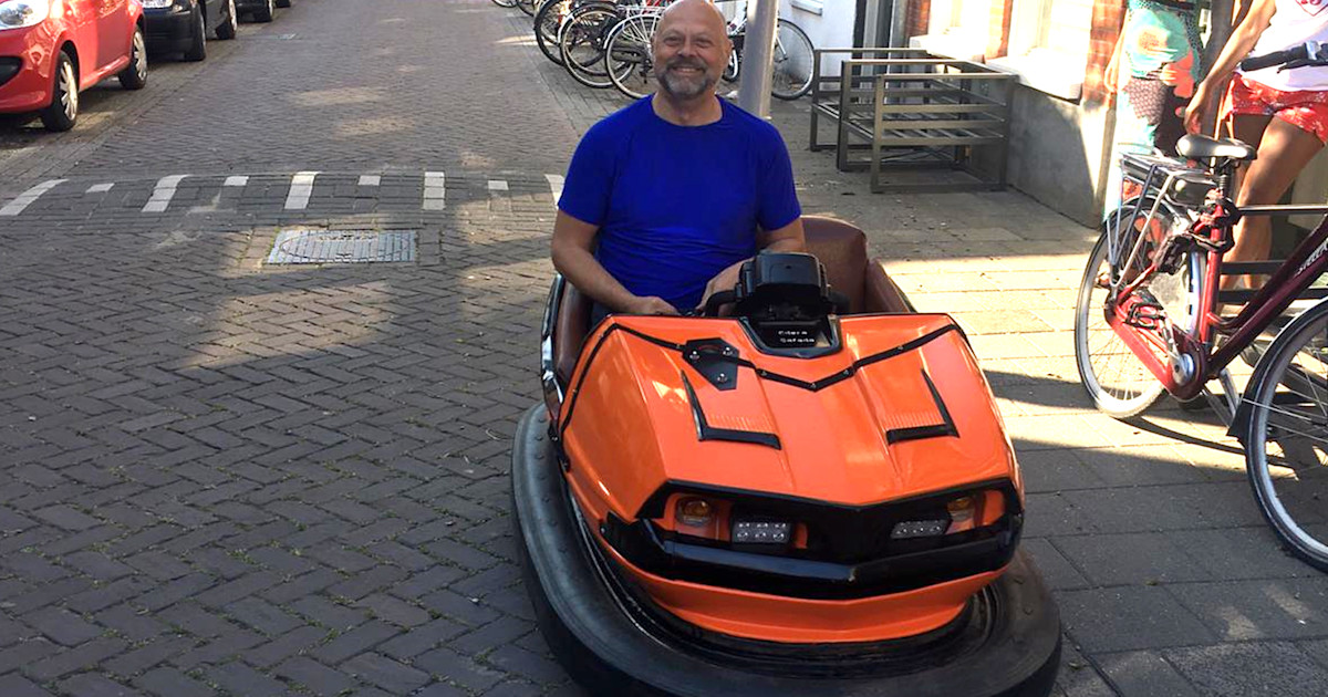 Henri scheurt met omgebouwde botsauto door de binnenstad van Groningen ... Henri scheurt met omgebouwde botsauto door de binnenstad van Groningen ...