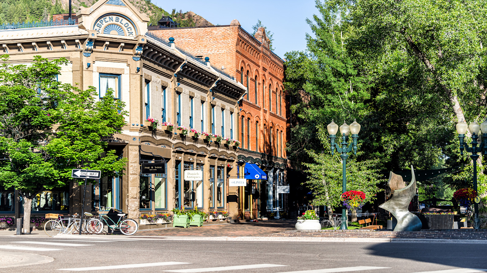 Aspen vs Vail: Which mountain town fits your lifestyle best | Pacaso