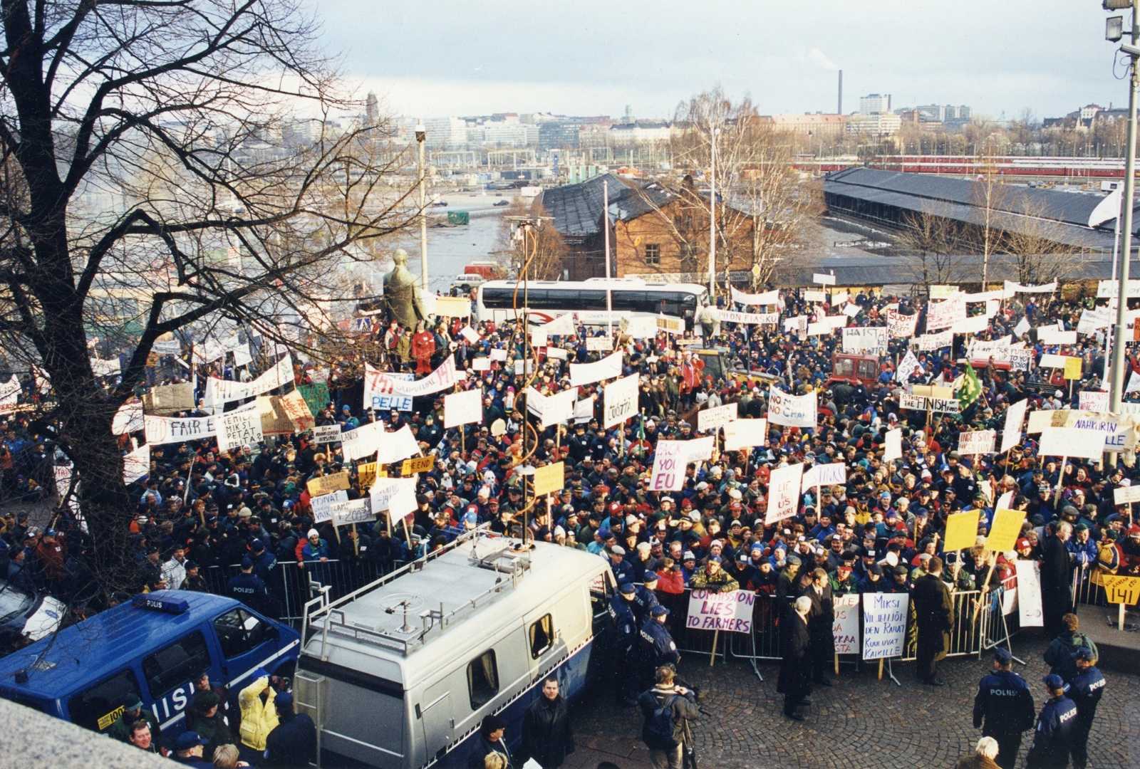 1990-luku - Kansainvälistyvä ja monimuotoistuva työ