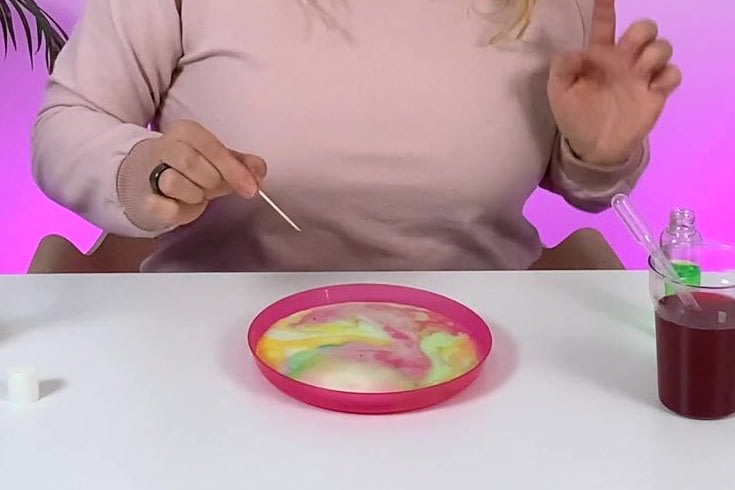 Fun science & arts experiment about art, solubility & more