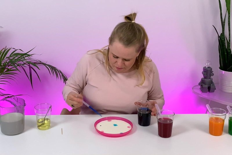 Fun science & arts experiment about art, solubility & more