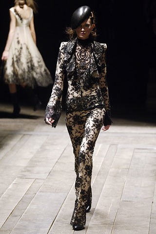 Alexander McQueen F/W 2006 - Minnie Muse