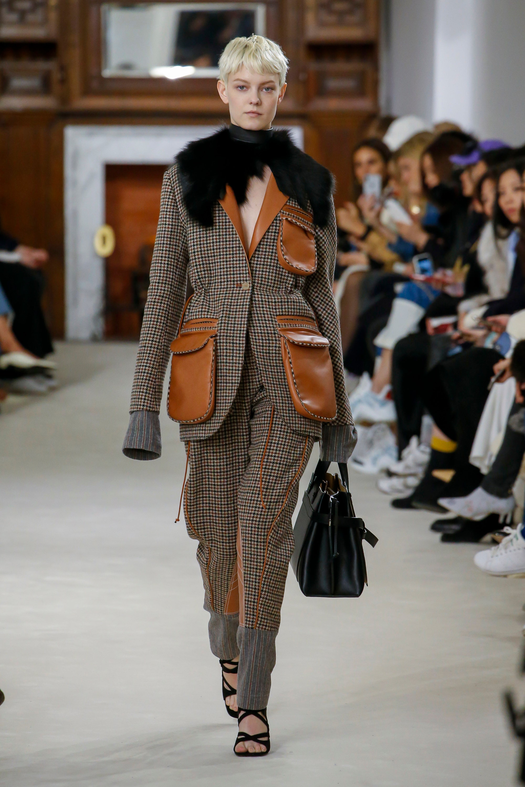 Loewe F/W 2018 - Minnie Muse