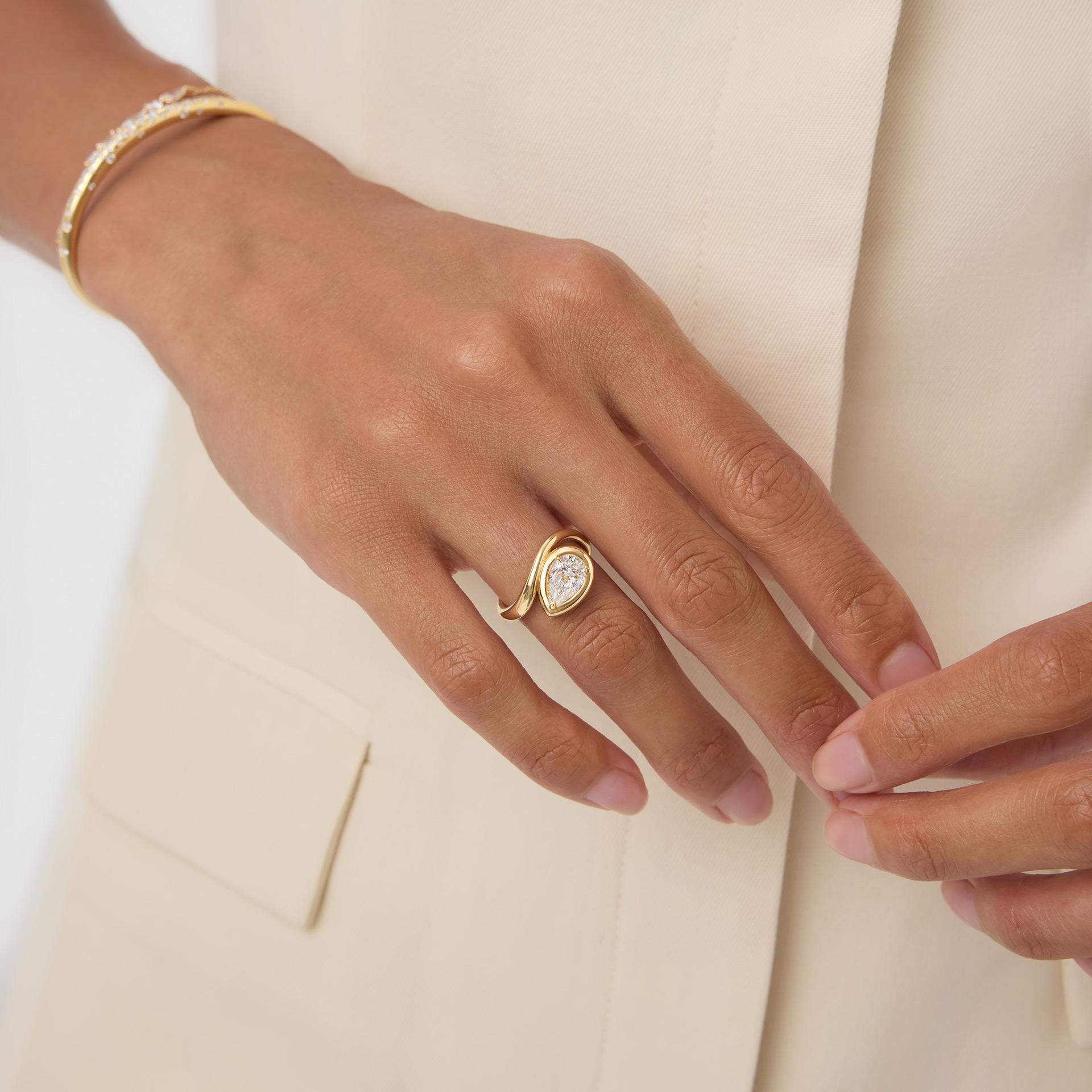 Jamie Pear Engagement Ring | 18k Gold | Lab-Grown Diamonds by Kimaï