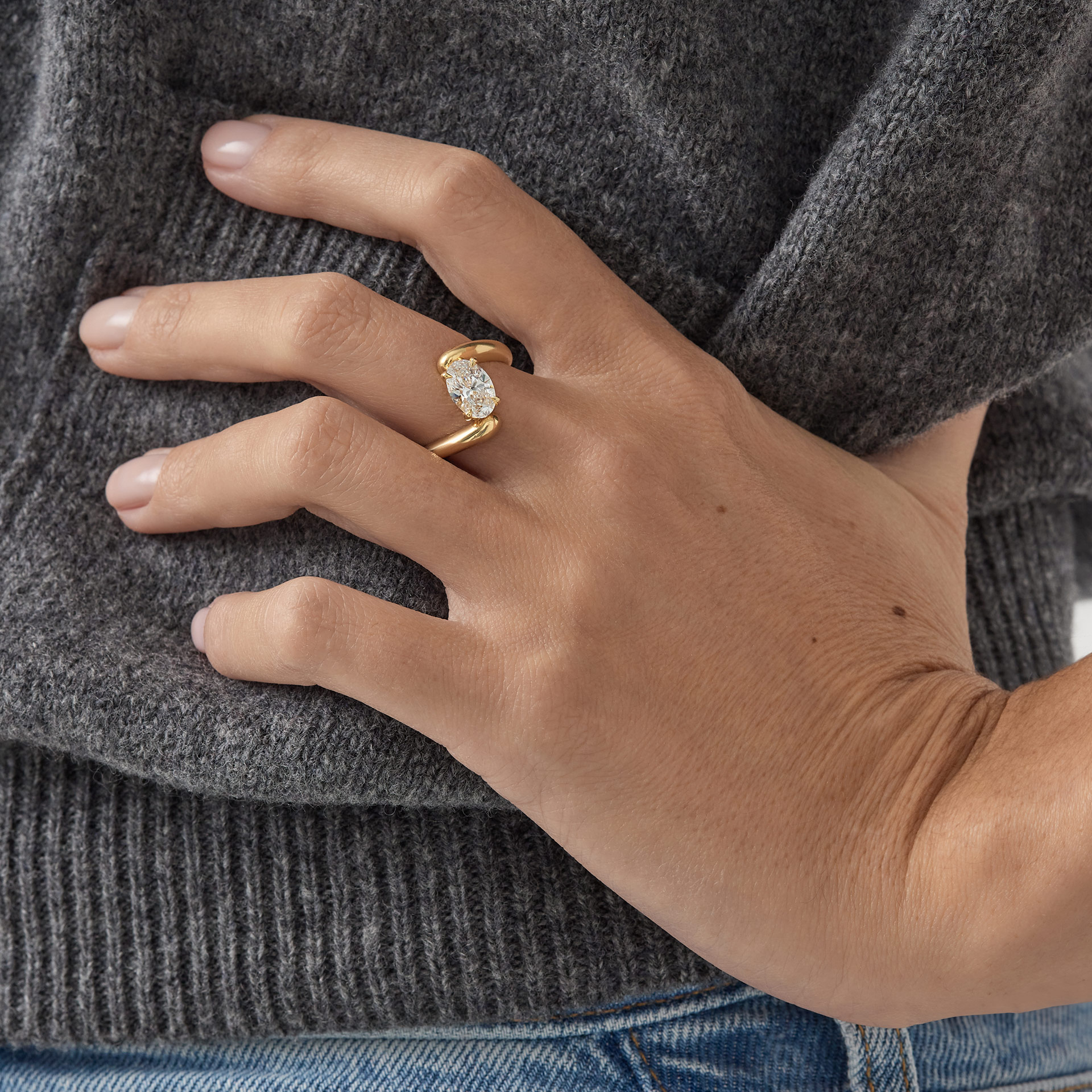 Emma Oval Engagement Ring |18k Gold | Lab-Grown Diamonds by Kimaï