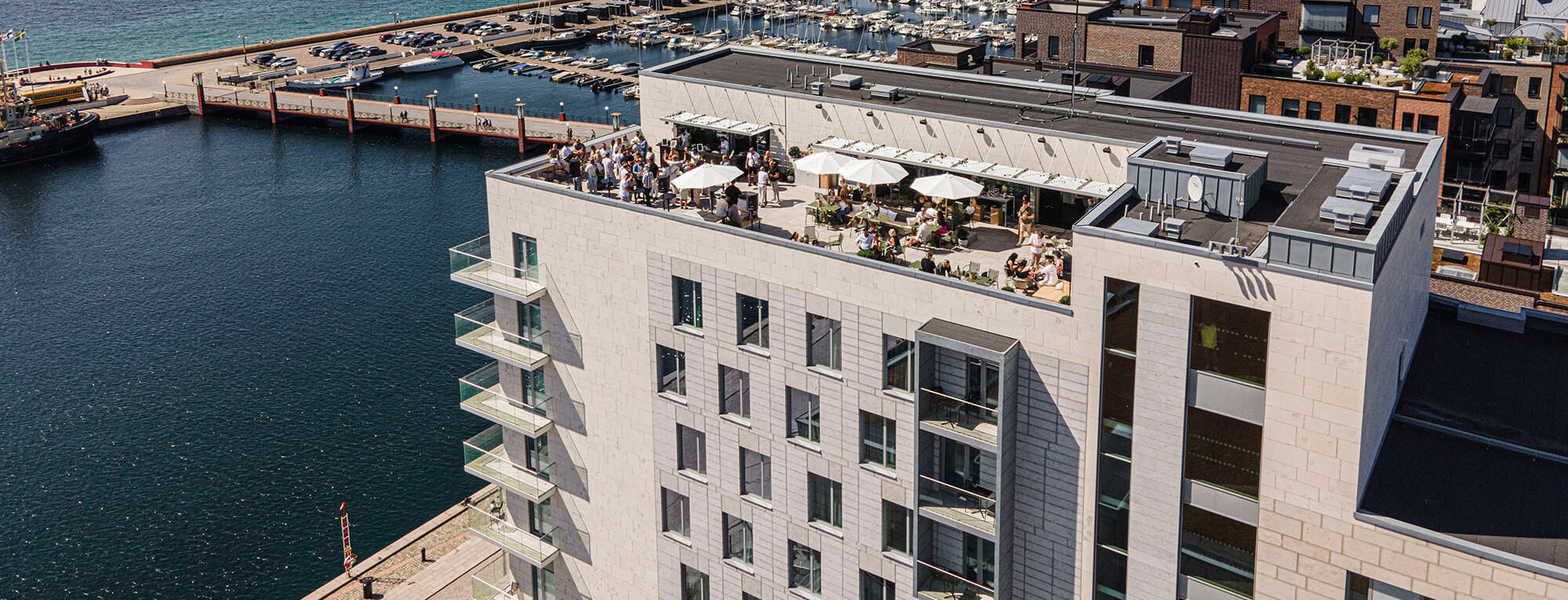 Rooftop Bar med havudsigt i Helsingborgs havn | Strawberry