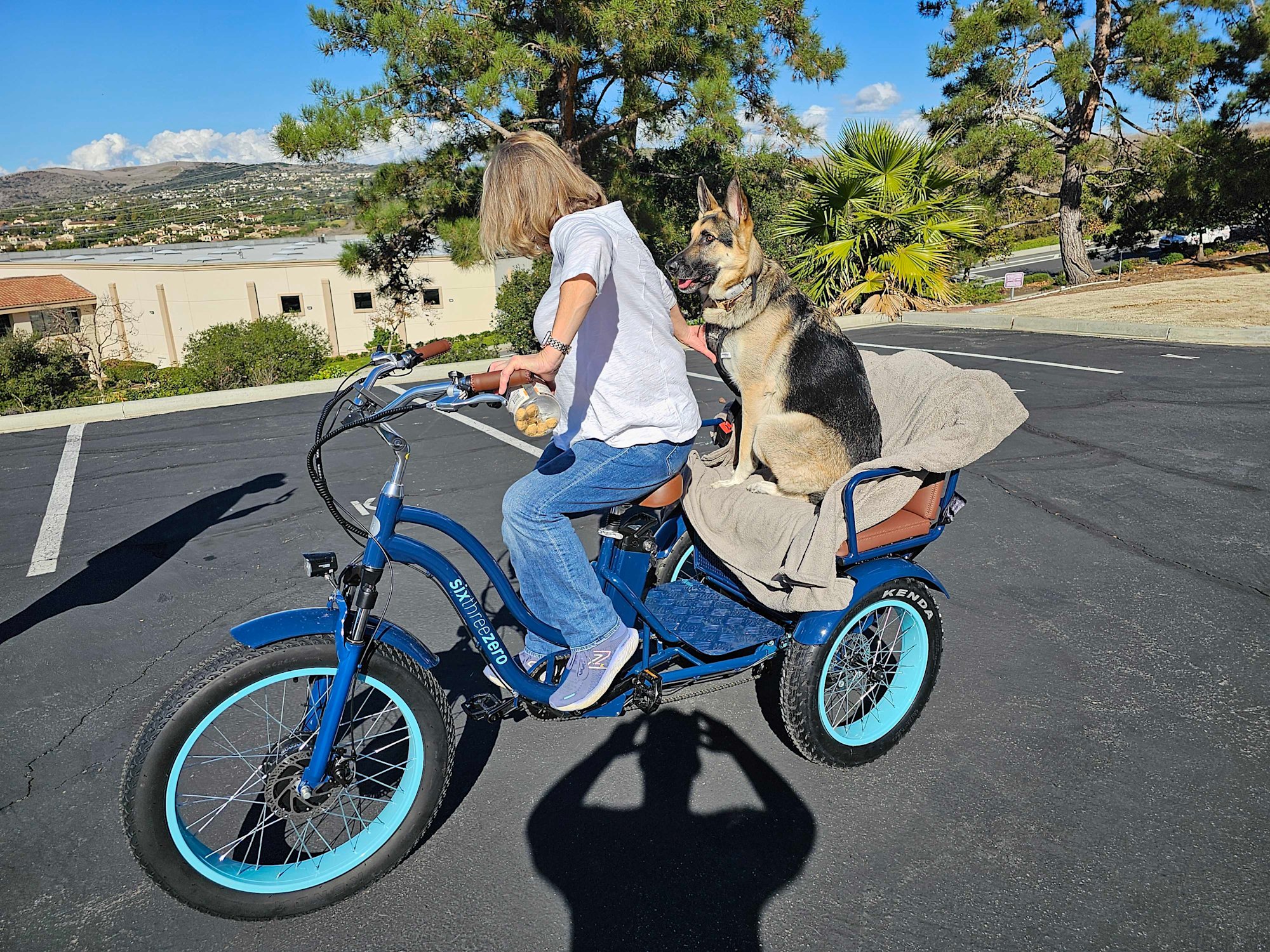 Dog's Reaction on EBike Rickshaw Ride: Hilarious Canine Journey!