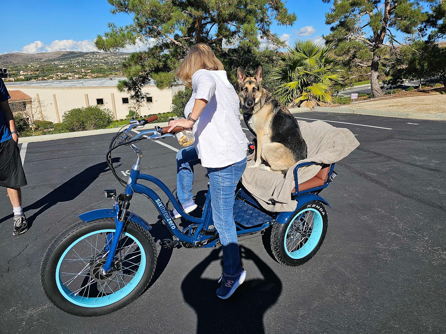 Dog's Reaction on EBike Rickshaw Ride: Hilarious Canine Journey!