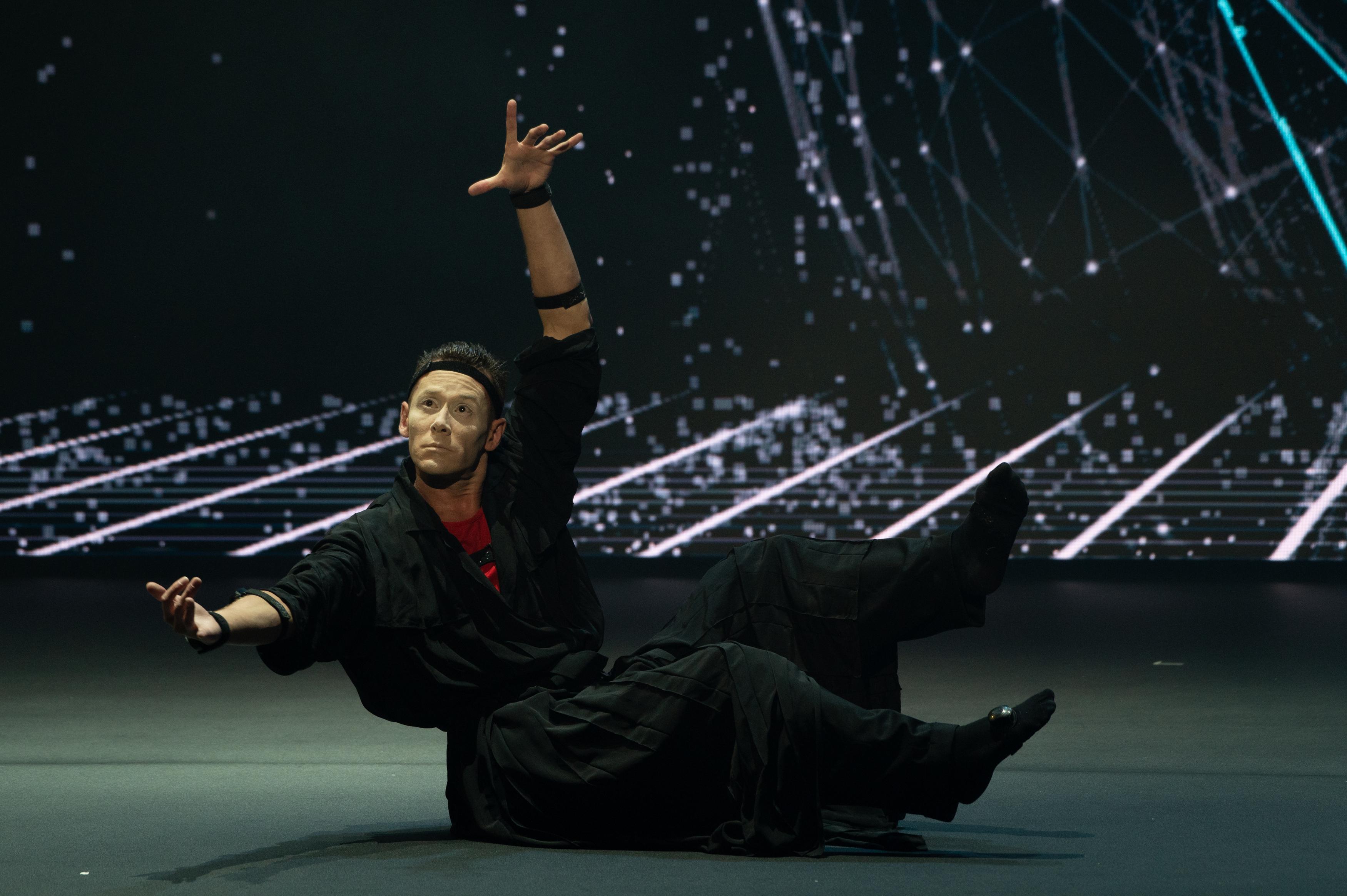 Czech Republic: Robot Radius - show 1 | World Expo