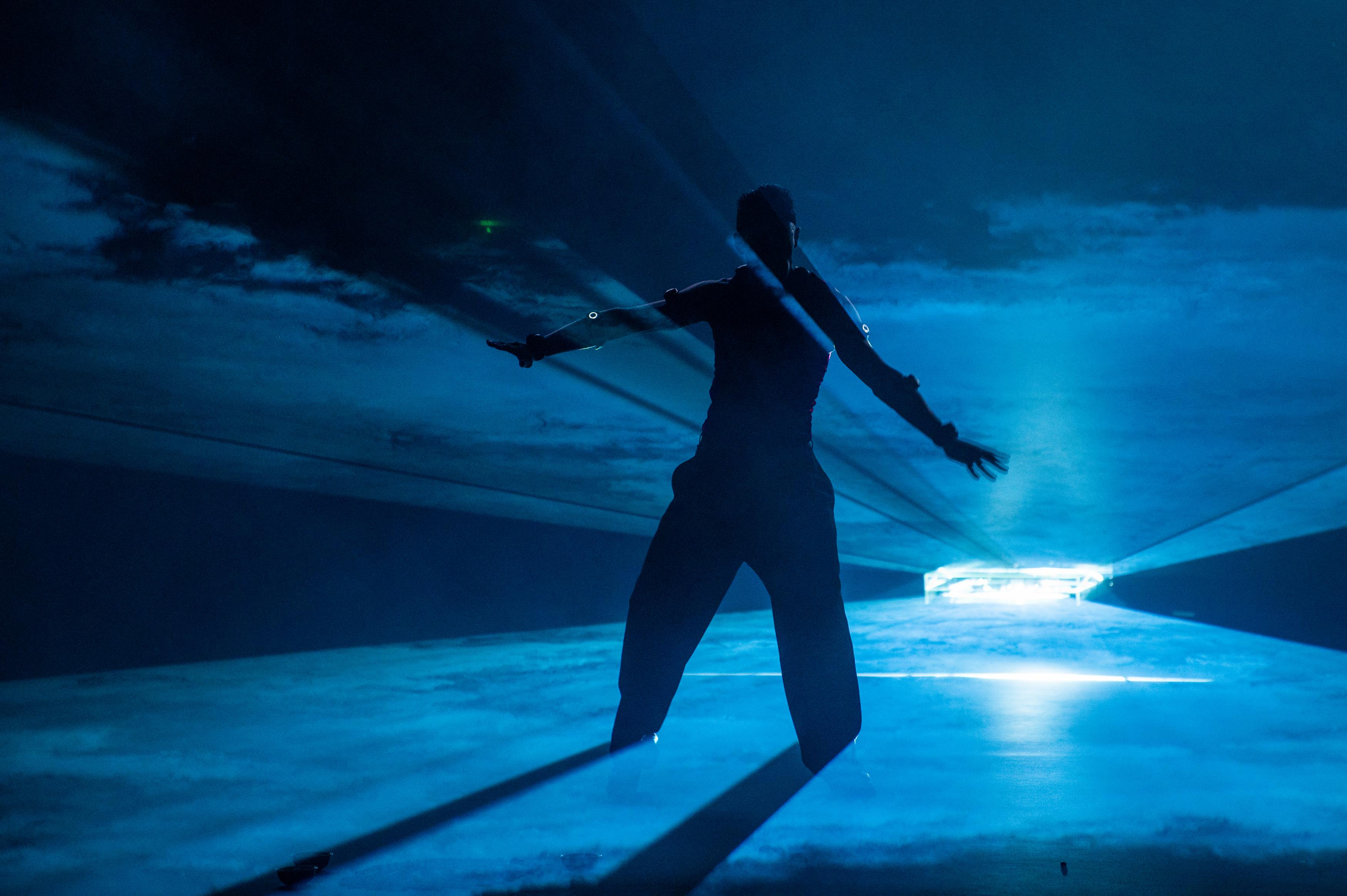 Czech Republic: Robot Radius - show 1 | World Expo