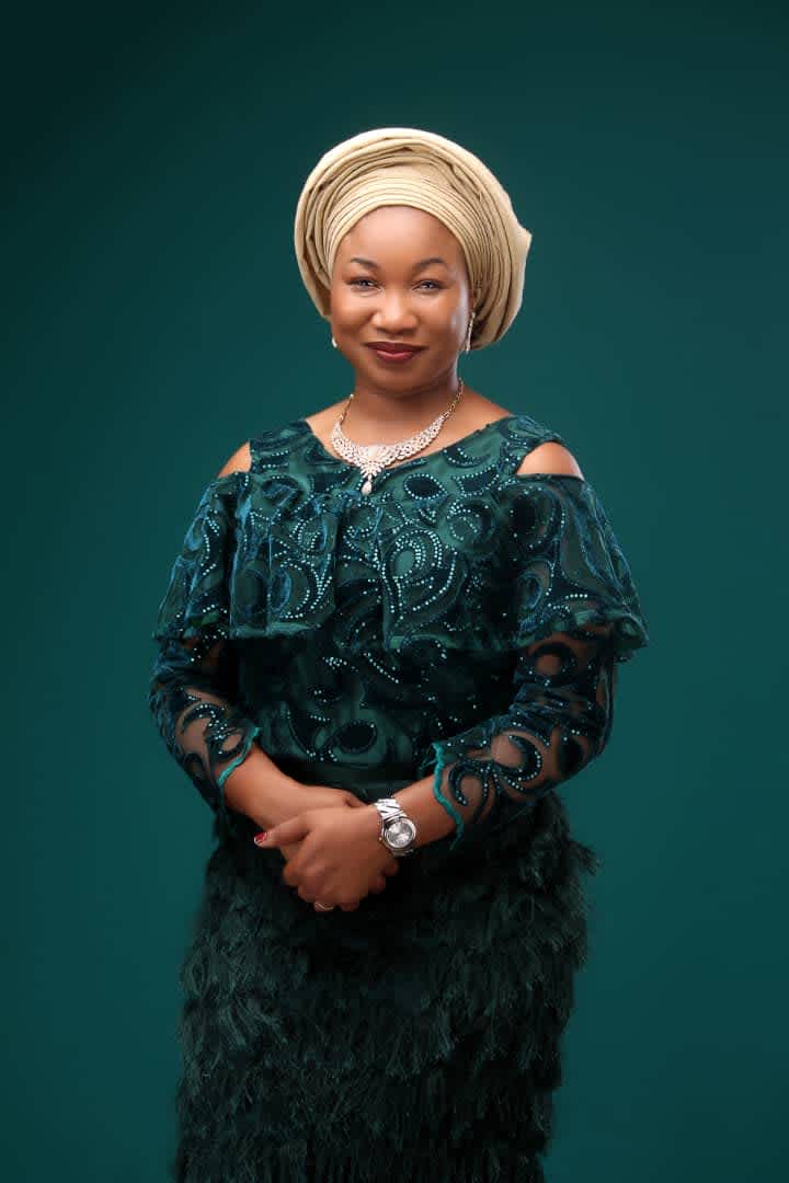 Bio | Toyosi Soetan - Worship Leader & Artist