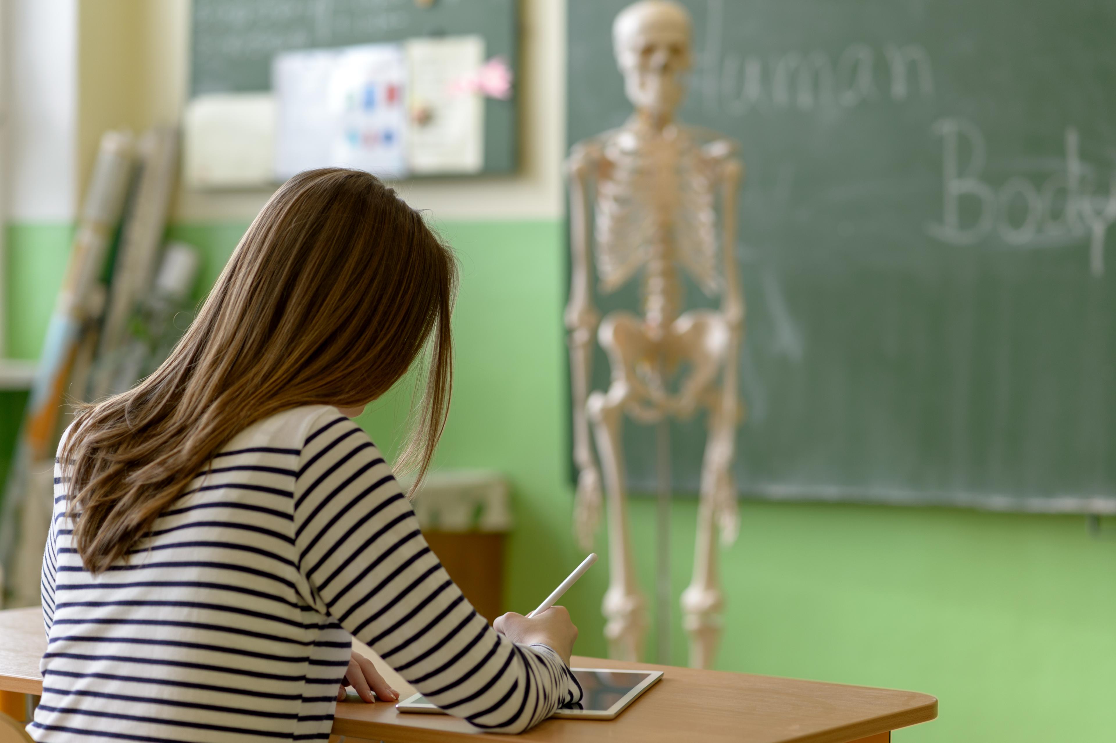 Supporting low prior attainers in secondary science lessons with Explorify