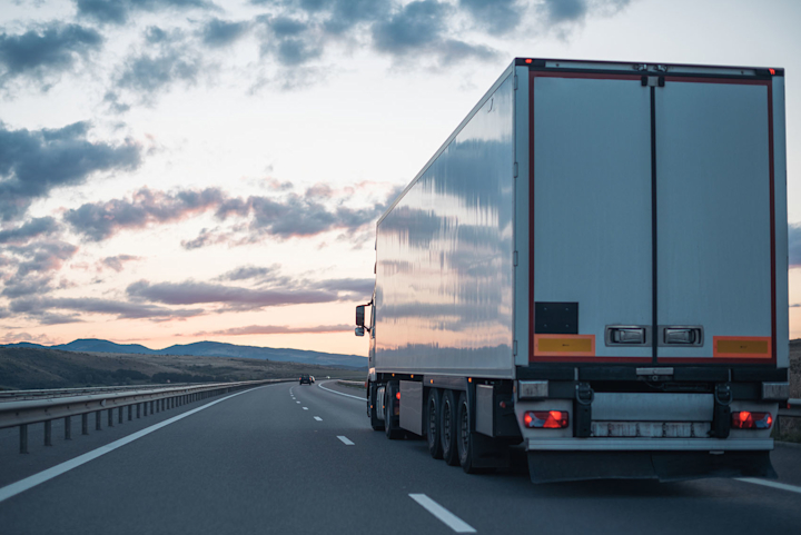 What Is a Line Haul? (And the Benefits of a Trucking Career) | Indeed ...