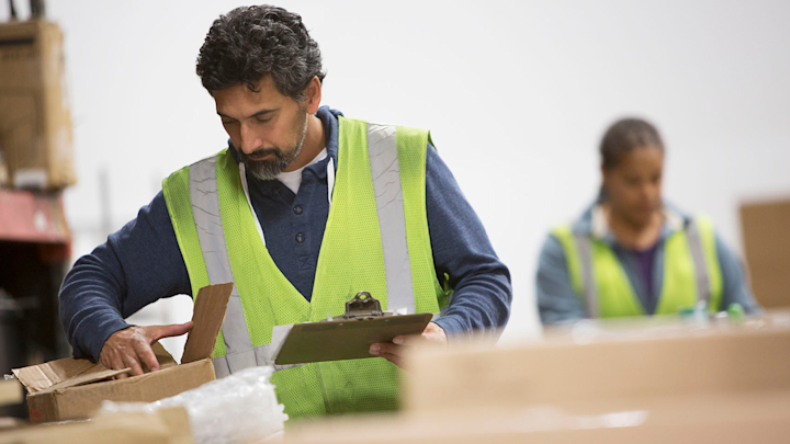 How to Craft a Warehouse Picker Packer Resume (Tips and Example ...