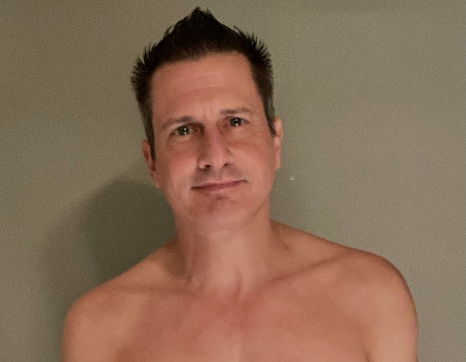 ‘At Home With’: Damon L. Jacobs on Aromanticism, Connection, Sex, and Love