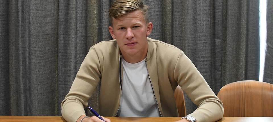 Mateusz Bogusz signs new contract - Leeds United