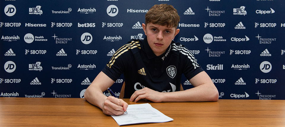 Max Dean signs professional deal - Leeds United