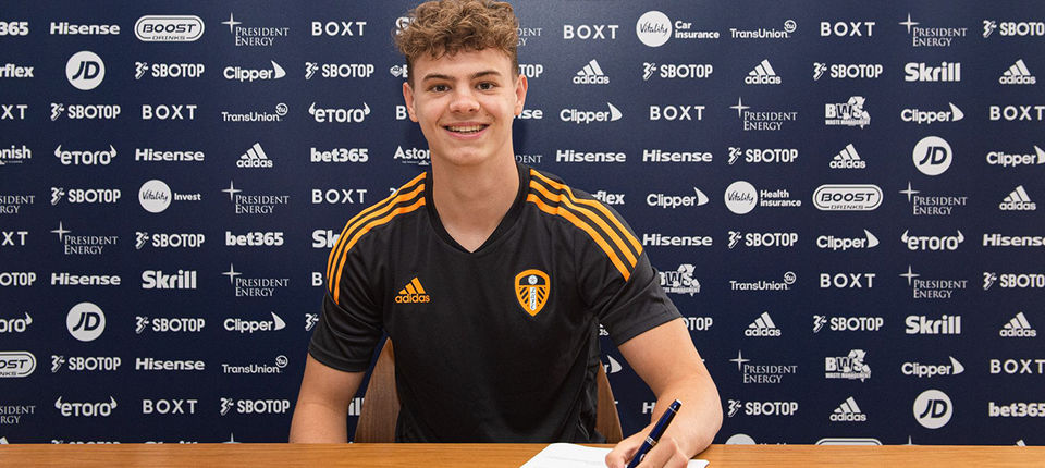 Luca Thomas pens first professional contract - Leeds United