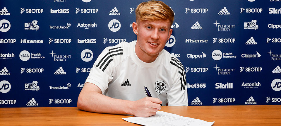 Alfie Hughes signs professional terms - Leeds United