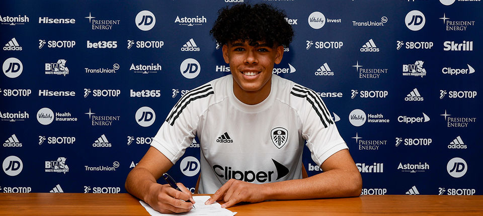 Jeremiah Chilokoa-Mullen pens professional contract - Leeds United