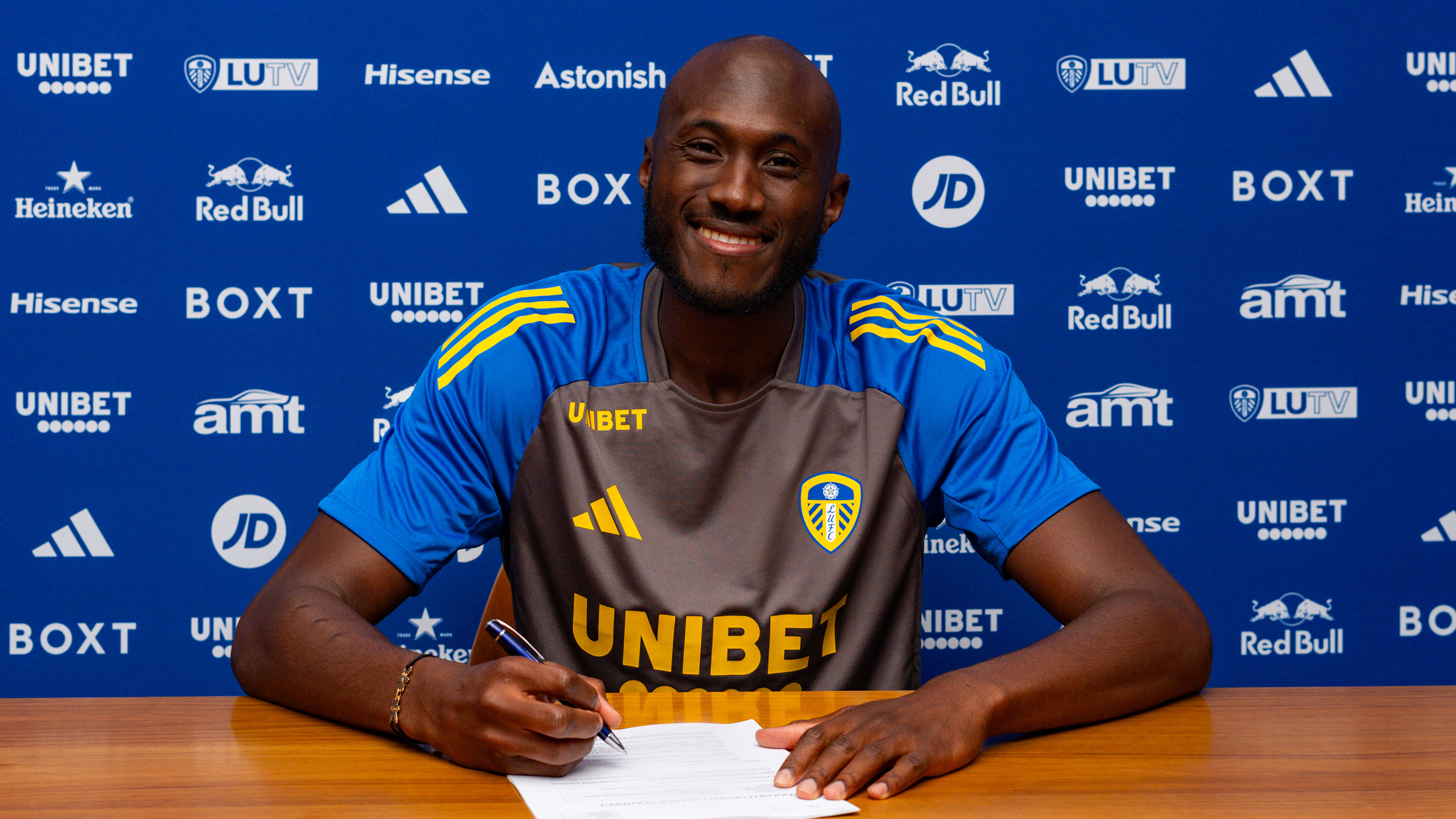 Josuha Guilavogui signs for Leeds United - Leeds United