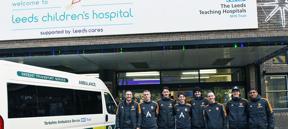 Players pay special visit to Leeds Children's Hospital - Leeds United
